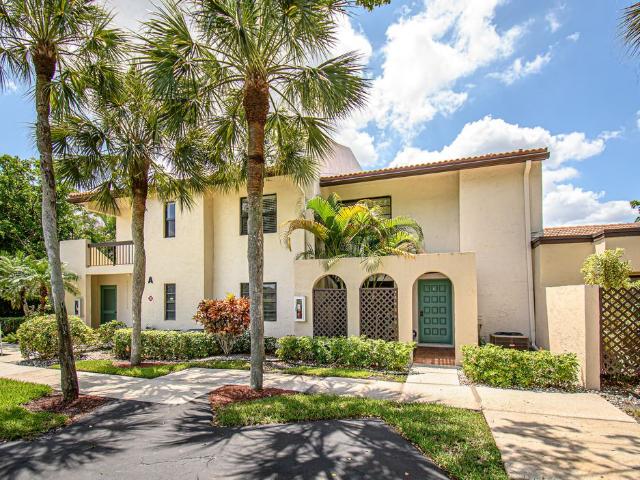 Luxury apartment complex for rent in Boca Raton, Florida