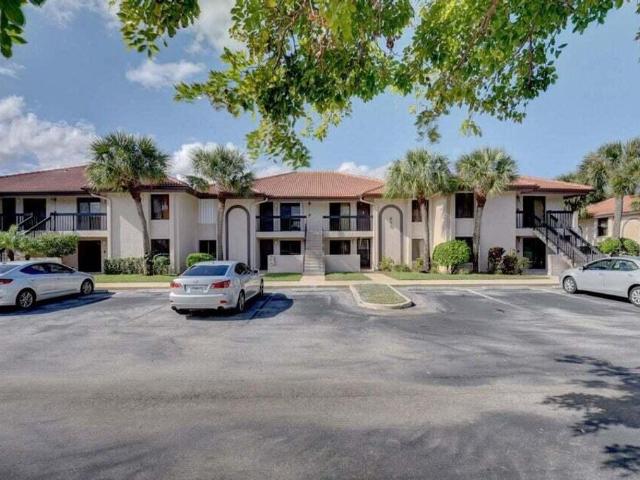 Luxury apartment complex for rent in Boca Raton, Florida