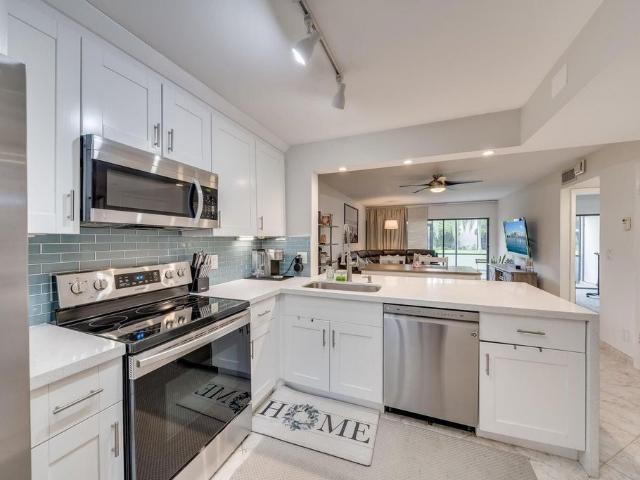 Luxury apartment complex for rent in Boca Raton, United States