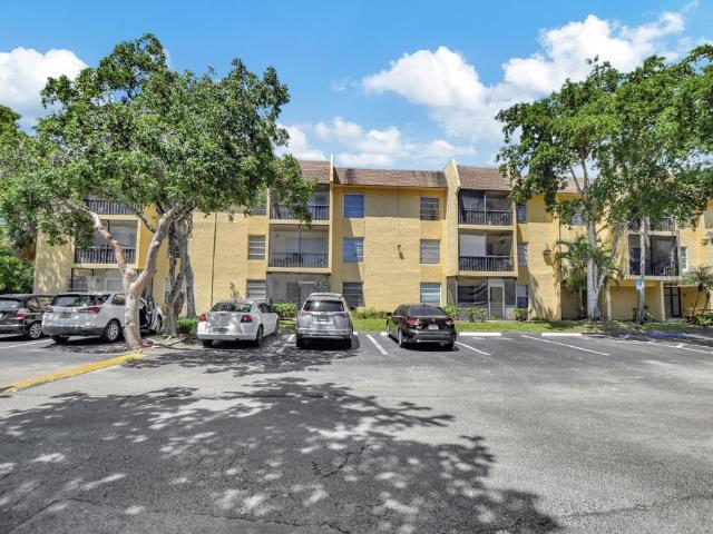 Luxury apartment complex for rent in Boca Raton, Florida