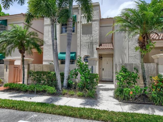 Luxury apartment complex for rent in Boca Raton, Florida