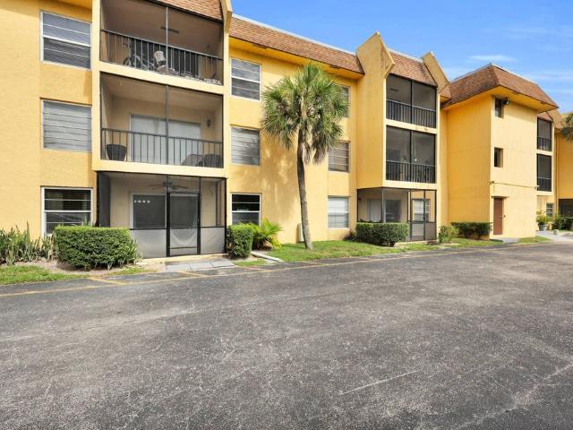Luxury apartment complex for rent in Boca Raton, Florida