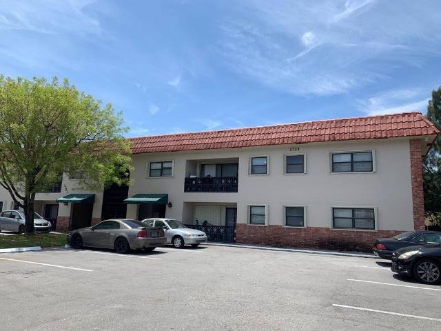 Luxury apartment complex for rent in Boca Raton, Florida