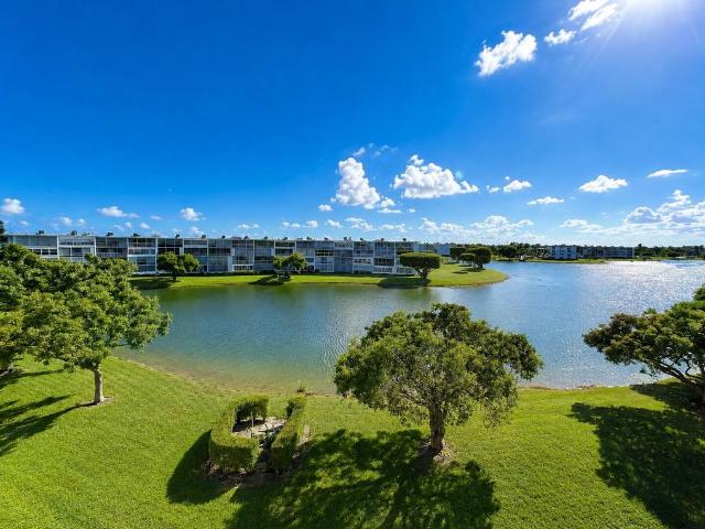 Luxury apartment complex for rent in Boca Raton, Florida