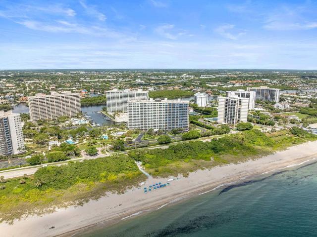 Luxury apartment complex for rent in Boca Raton, Florida