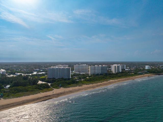 Luxury apartment complex for rent in Boca Raton, Florida