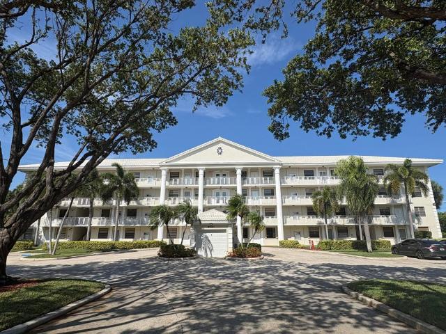 Luxury apartment complex for rent in Boca Raton, Florida