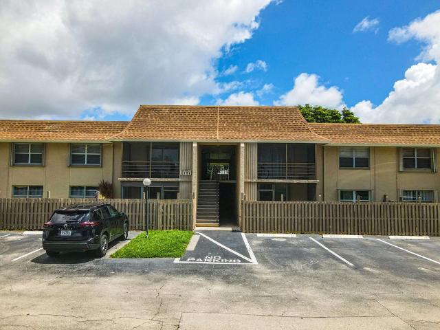 Luxury apartment complex for rent in Boca Raton, Florida