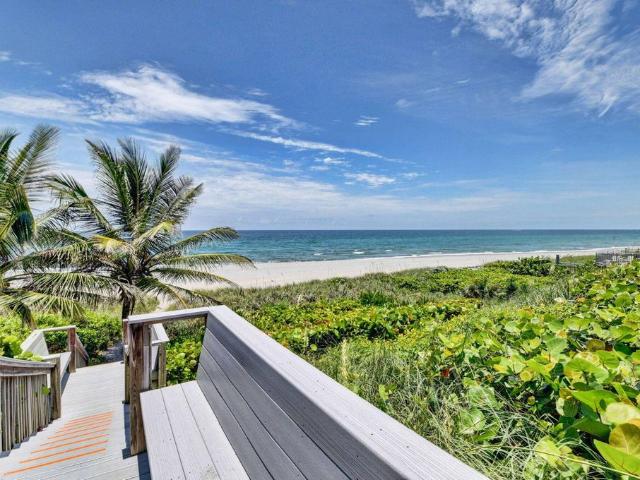 Luxury apartment complex for rent in Boca Raton, Florida