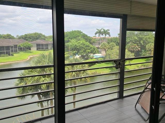 Luxury apartment complex for rent in Boca Raton, Florida