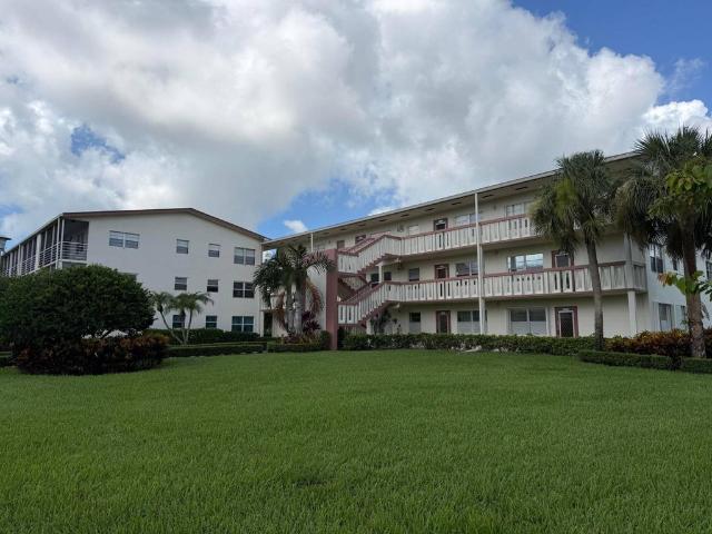 Luxury apartment complex for rent in Boca Raton, Florida