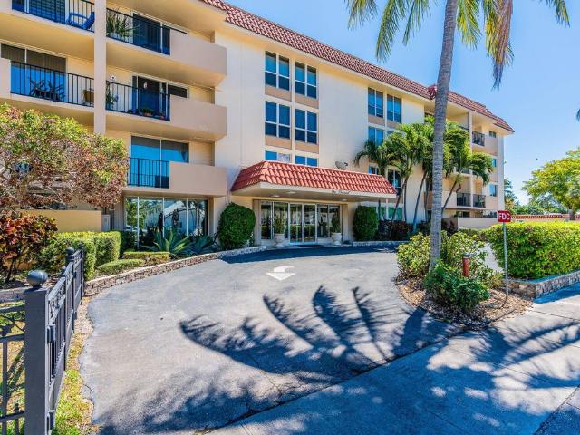 Luxury apartment complex for rent in Boca Raton, Florida
