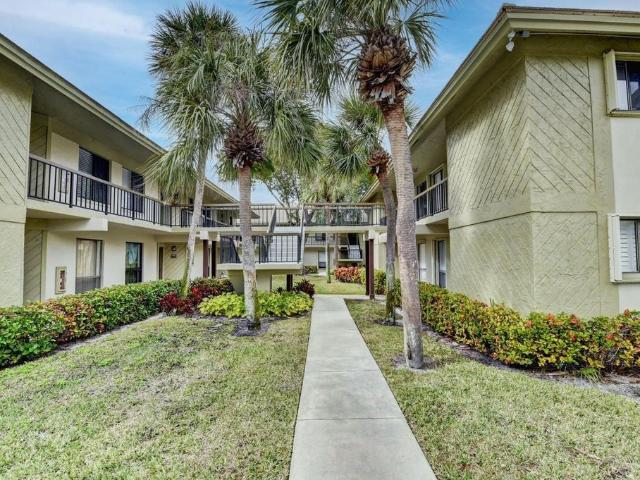 Luxury apartment complex for rent in Boca Raton, Florida