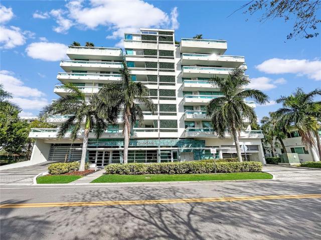 Luxury apartment complex for rent in Bay Harbor Islands, United States