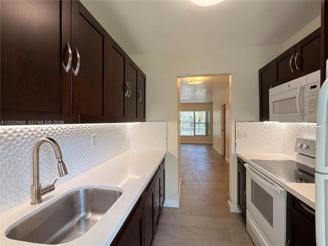Luxury apartment complex for rent in Bay Harbor Islands, United States