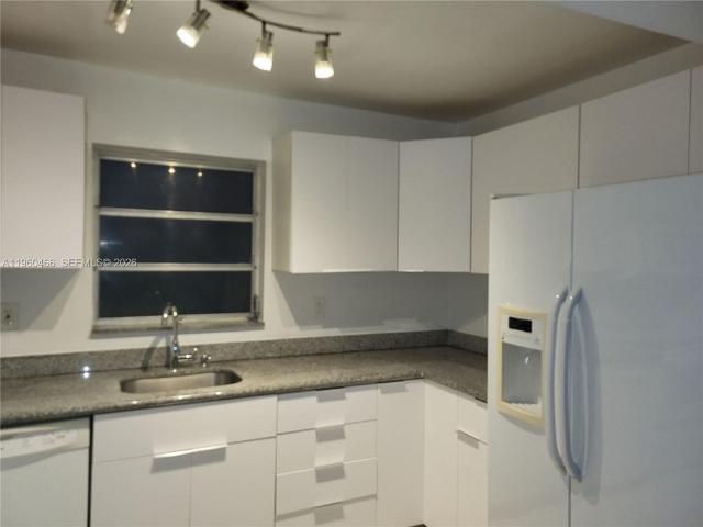 Luxury apartment complex for rent in Bay Harbor Islands, United States