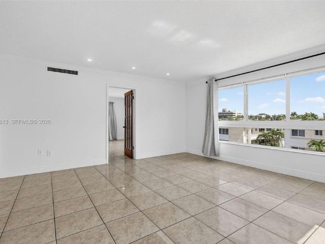 Luxury apartment complex for rent in Bay Harbor Islands, United States