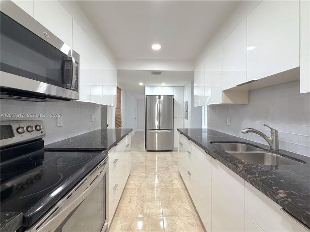 Luxury apartment complex for rent in Bay Harbor Islands, United States