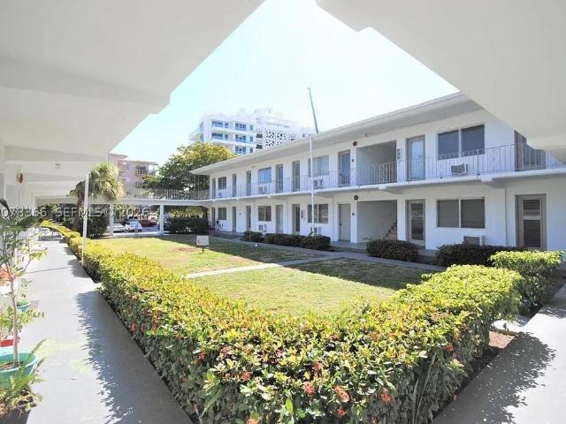 Luxury apartment complex for rent in Bay Harbor Islands, United States