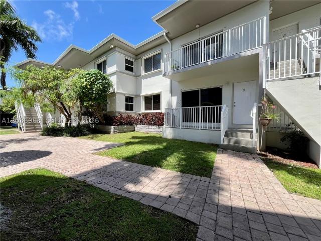 Luxury apartment complex for rent in Bay Harbor Islands, United States