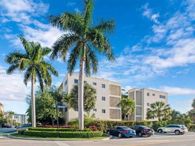 Luxury apartment complex for rent in Bay Harbor Islands, United States