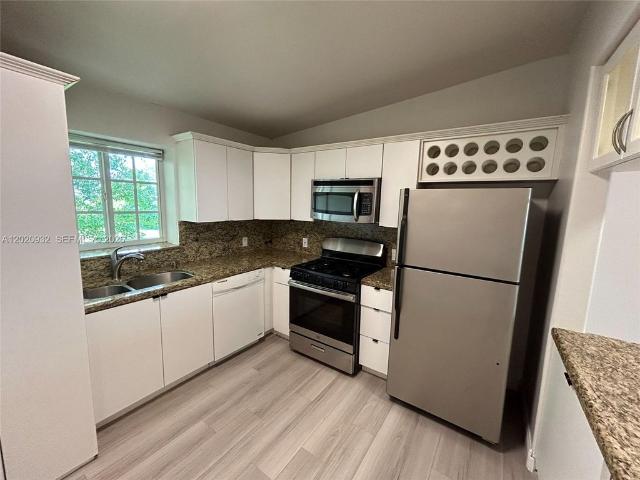 Luxury apartment complex for rent in Bay Harbor Islands, United States