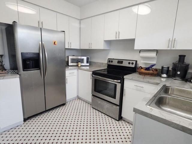 Luxury apartment complex for rent in Bal Harbour, Florida