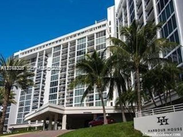 Luxury apartment complex for rent in Bal Harbour, Florida