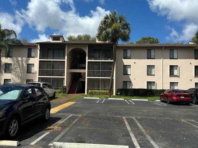 Luxury apartment complex for rent in Greenacres City, Florida
