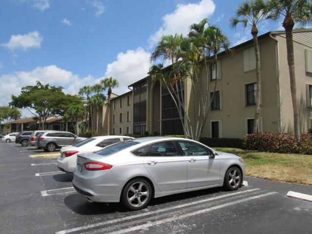 Luxury apartment complex for rent in Greenacres City, Florida