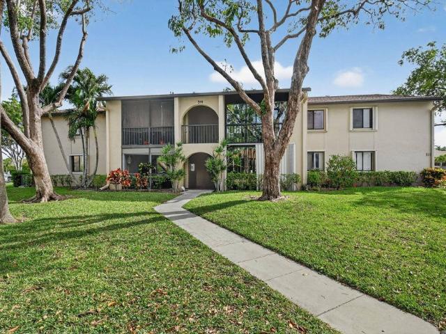 Luxury apartment complex for rent in Greenacres City, United States
