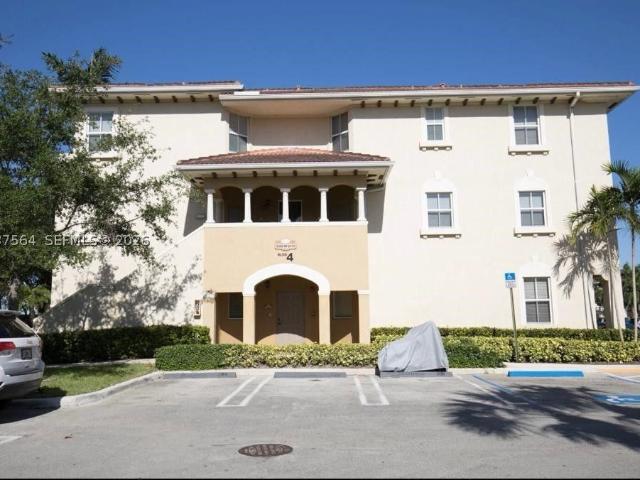 Luxury apartment complex for rent in Doral, Florida