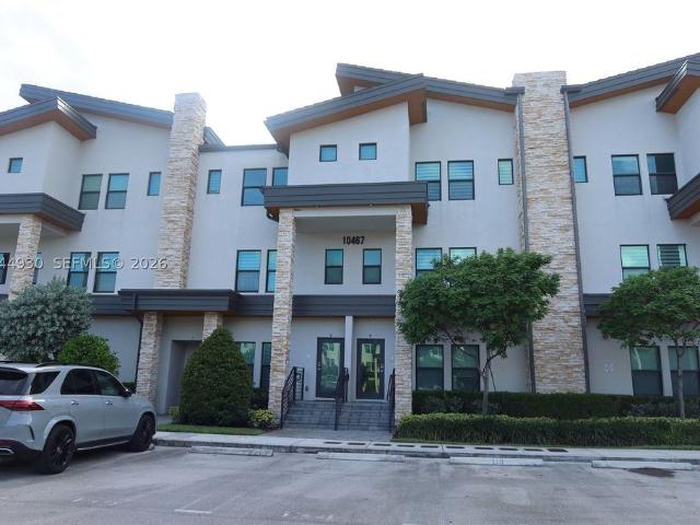 Luxury apartment complex for rent in Doral, Florida