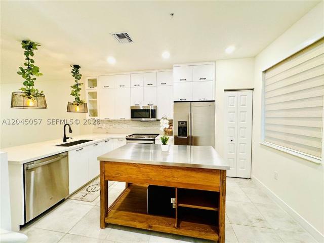 Luxury apartment complex for rent in Doral, Florida