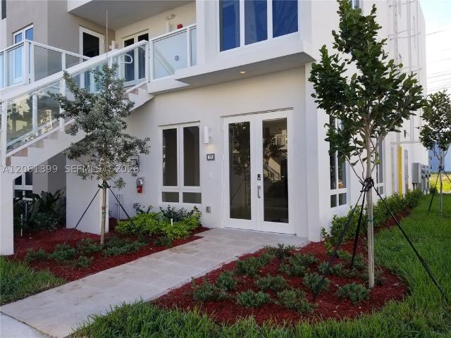 Luxury apartment complex for rent in Doral, Florida