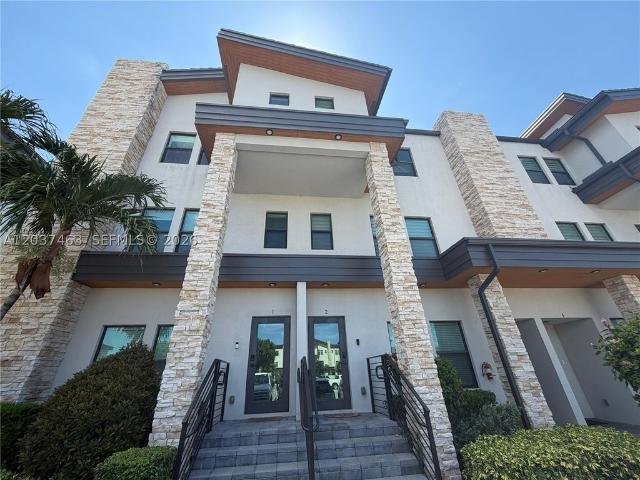 Luxury apartment complex for rent in Doral, Florida