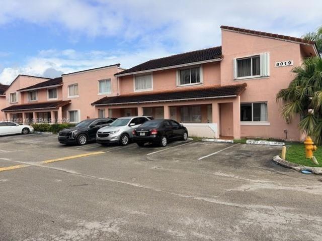Luxury apartment complex for rent in Doral, Florida