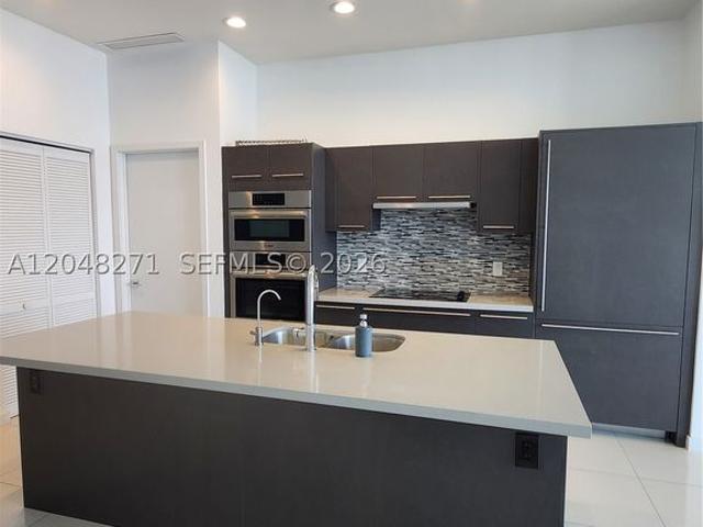 Luxury apartment complex for rent in Doral, United States