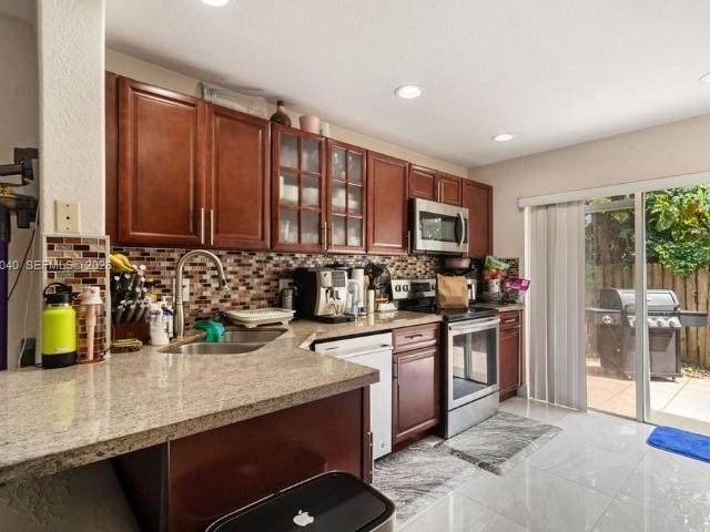 Luxury apartment complex for rent in Doral, United States