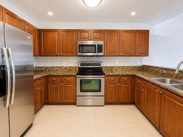 Luxury apartment complex for rent in Doral, United States