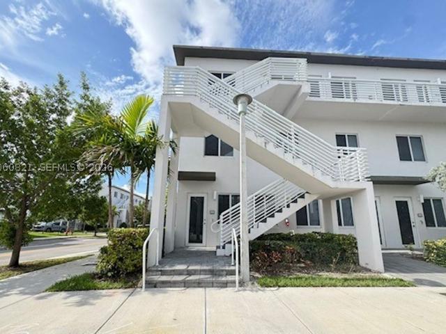 Luxury apartment complex for rent in Doral, United States