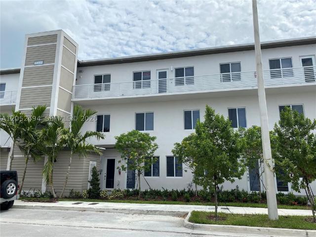 Luxury apartment complex for rent in Doral, United States