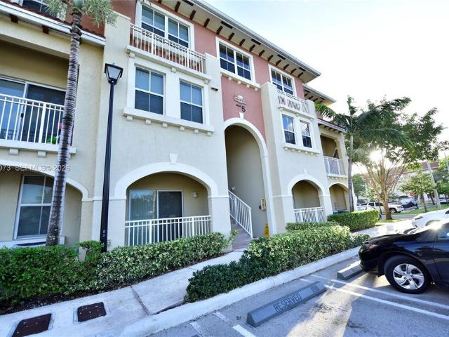 Luxury apartment complex for rent in Doral, United States