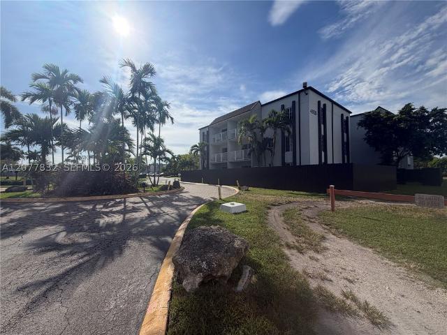 Luxury apartment complex for rent in Doral, United States