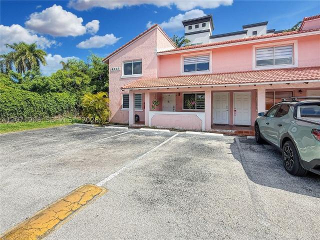 Luxury apartment complex for rent in Doral, United States
