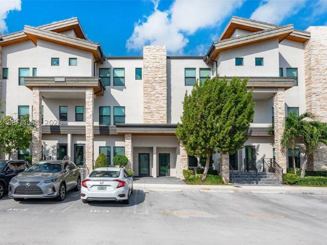 Luxury apartment complex for rent in Doral, United States