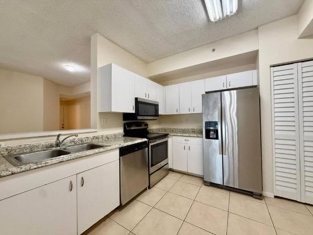 Luxury apartment complex for rent in Davie, Florida