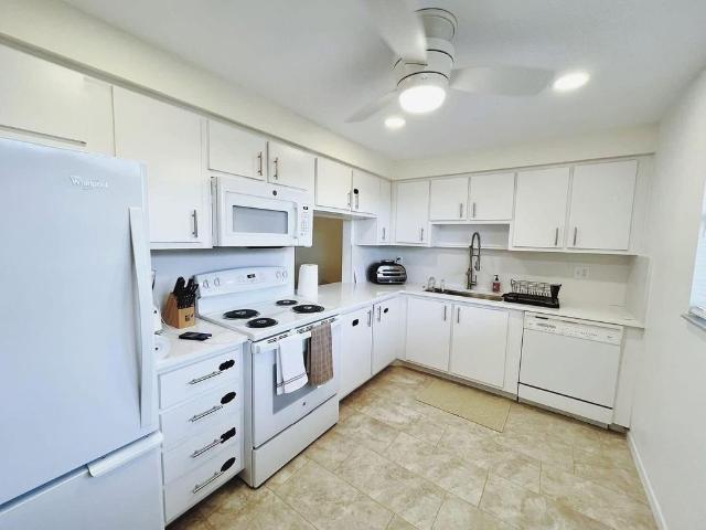 Luxury apartment complex for rent in Davie, Florida