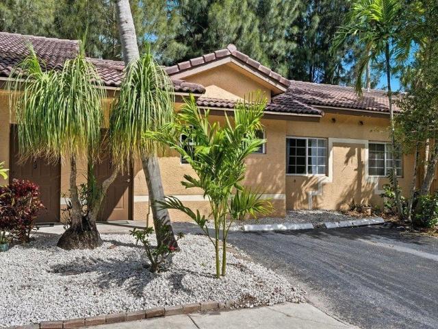 Luxury apartment complex for rent in Davie, Florida