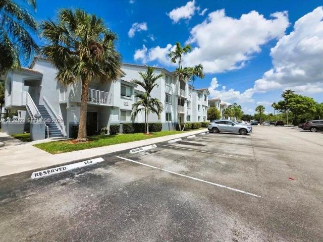 Luxury apartment complex for rent in Davie, Florida